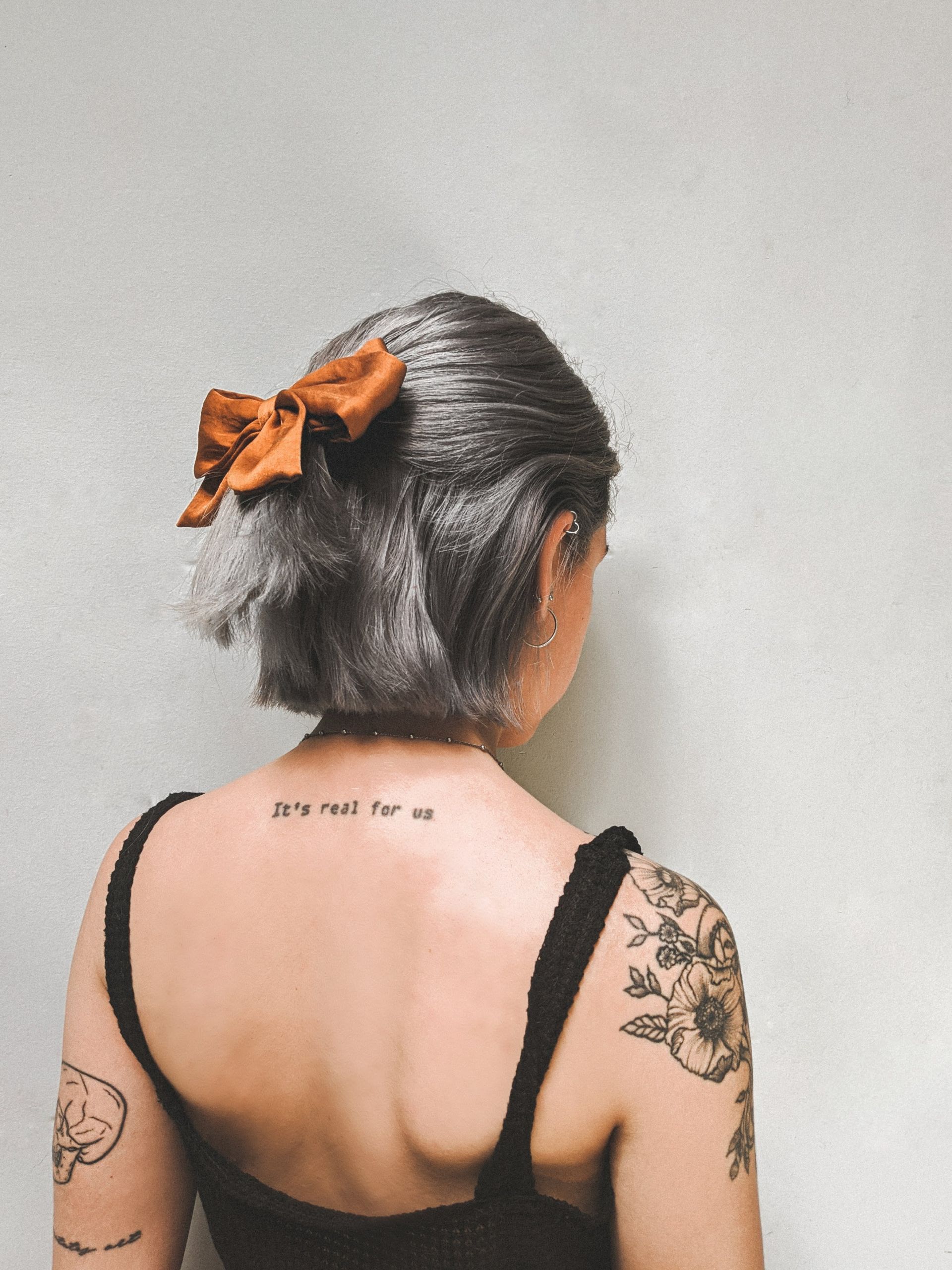 ¿Cómo lograr el pelo gris? guía de tintura y cuidados para mantenerlo